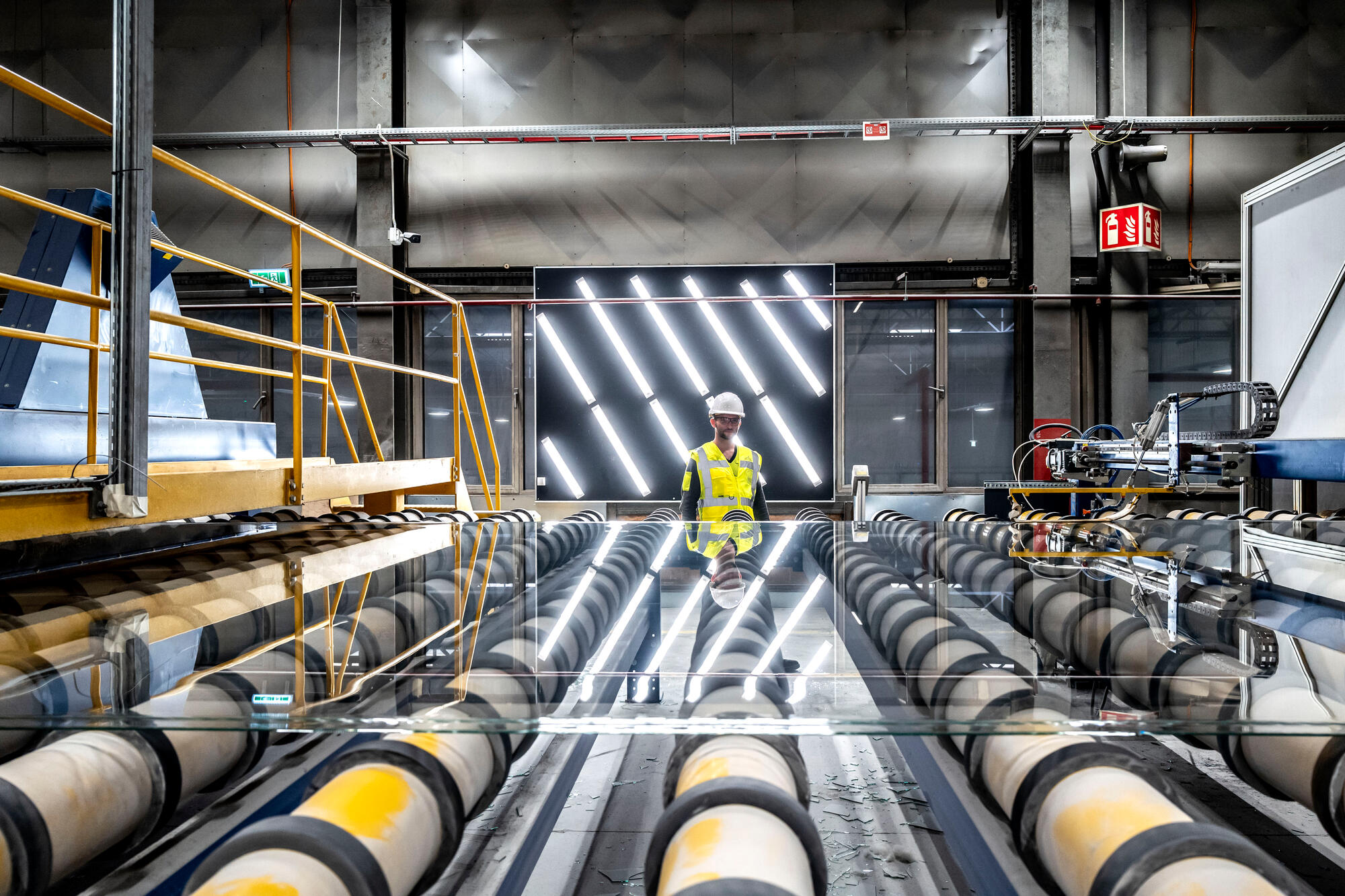 Les coulisses de la fabrication du verre plat chez Saint-Gobain Glass ...